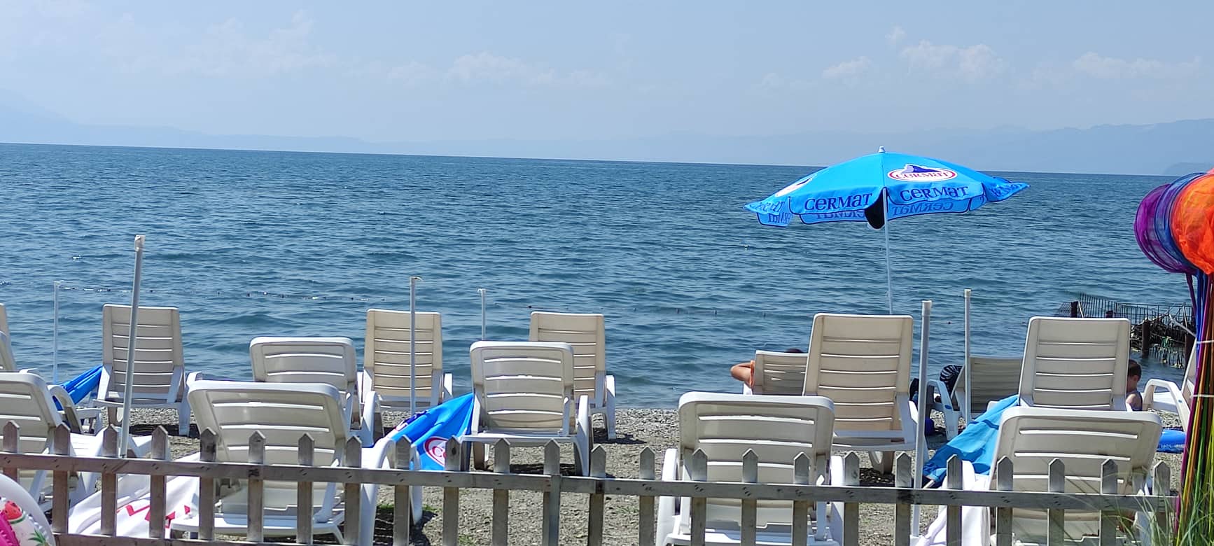 Кривична пријава против двајца Охриѓани кои узурпирале плажа и поставиле 120 лежалки и 50 чадори ...