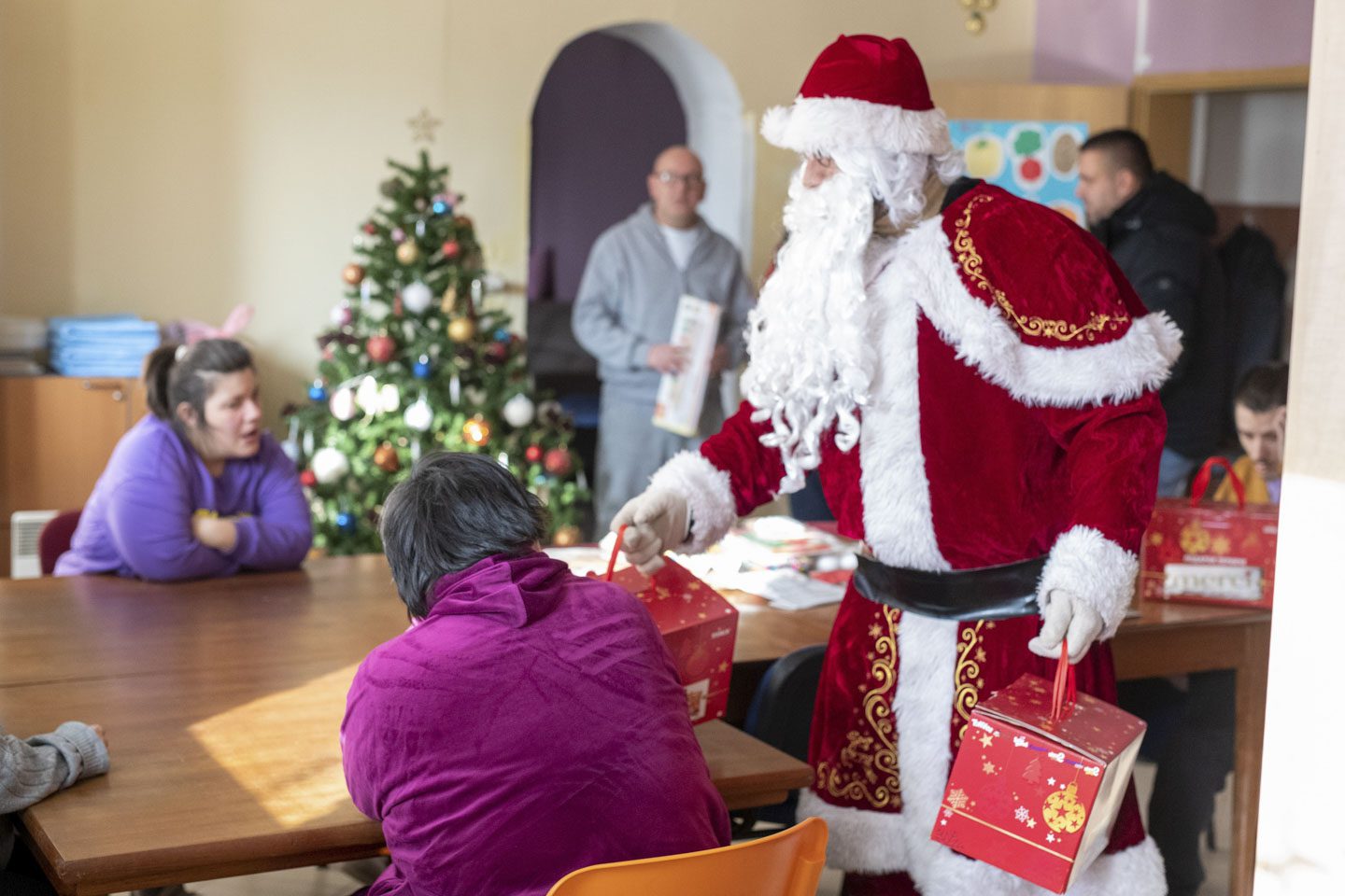 Новогодишни пакетчиња за најмладите во здравствените и воспитни ...