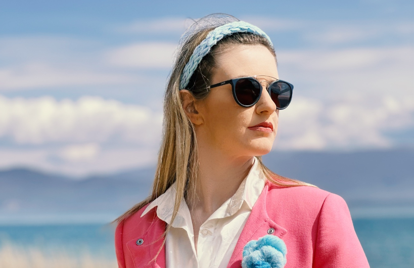 Стружанката Сара Матовска на уникатен тачин изработува накит од волна ...