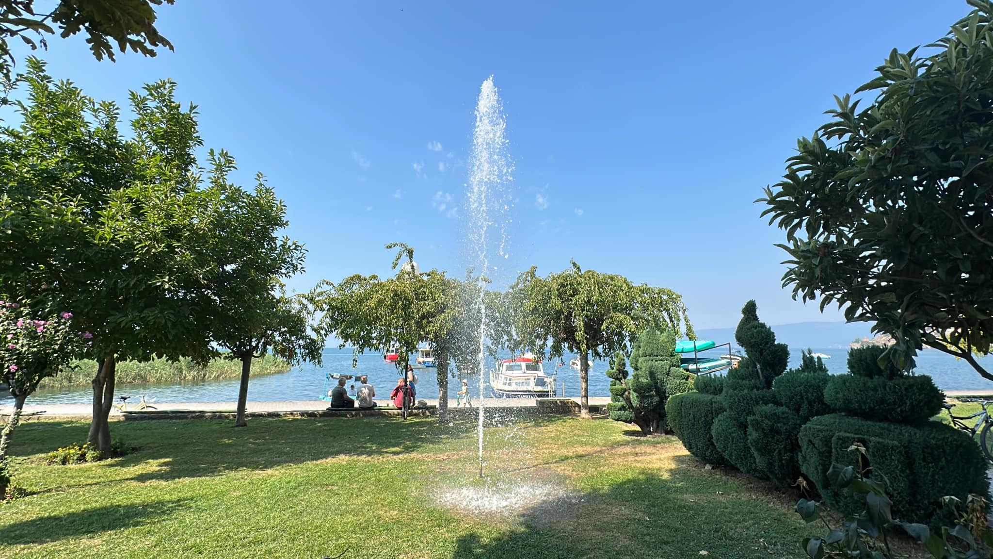 Комуналец ги чистеше инсталациите за наводнување на кејот во Охрид – Ohrid1